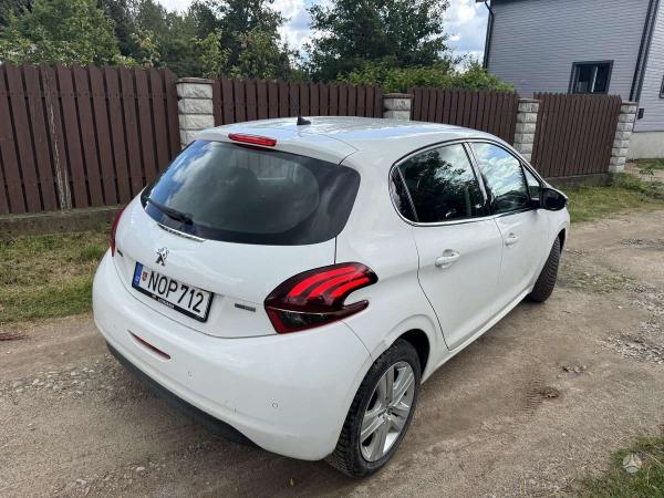 White Peugeot 208 2017 in Vilnius, with an engine capacity of 1.20 L and mileage of 111 thousand km for 1600 €, photo 4 on AUTOMOTO.COM.LV