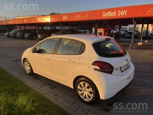 White Peugeot 208 2017 in Riga, with an engine capacity of 1.20 L and mileage of 107 thousand km for 5800 €, photo 5 on AUTOMOTO.COM.LV