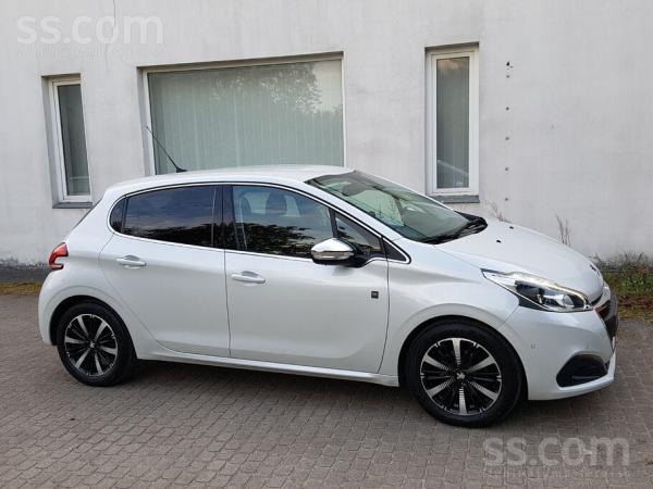 White Peugeot 208 2019 in Riga, with an engine capacity of 1.20 L and mileage of 112 thousand km for 6150 €, photo 1 on AUTOMOTO.COM.LV