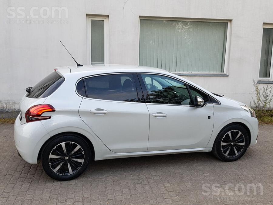 White Peugeot 208 2019 in Riga, with an engine capacity of 1.20 L and mileage of 112 thousand km for 6150 €, photo 2 on AUTOMOTO.COM.LV