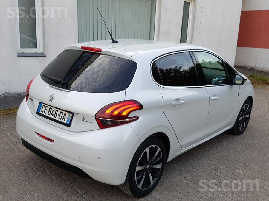 White Peugeot 208 2019 in Riga, with an engine capacity of 1.20 L and mileage of 112 thousand km for 6150 €, photo 4 on AUTOMOTO.COM.LV