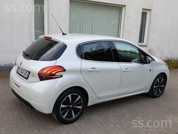 White Peugeot 208 2019 in Riga, with an engine capacity of 1.20 L and mileage of 112 thousand km for 6150 €, photo 8 on AUTOMOTO.COM.LV