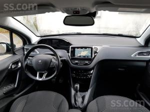 White Peugeot 208 2019 in Riga, with an engine capacity of 1.20 L and mileage of 112 thousand km for 6150 €, photo 9 on AUTOMOTO.COM.LV