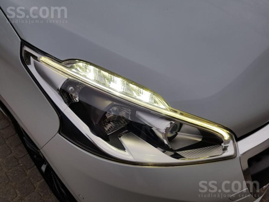 White Peugeot 208 2019 in Riga, with an engine capacity of 1.20 L and mileage of 112 thousand km for 6150 €, photo 23 on AUTOMOTO.COM.LV
