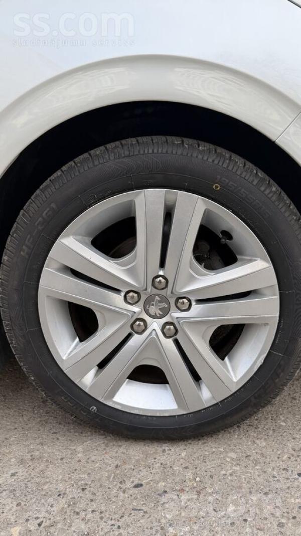 White Peugeot 208 2019 in Riga, with an engine capacity of 1.20 L and mileage of 48 thousand km for 7900 €, photo 6 on AUTOMOTO.COM.LV
