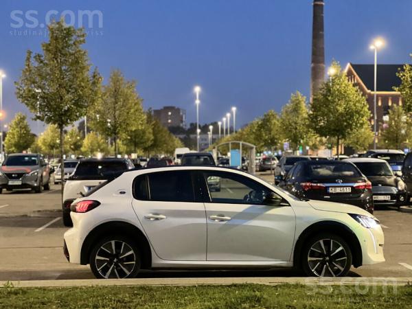 White Peugeot 208 2020 in Riga, with an engine capacity of 0.00 L and mileage of 165 thousand km for 12500 €, photo 6 on AUTOMOTO.COM.LV