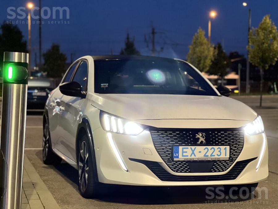 White Peugeot 208 2020 in Riga, with an engine capacity of 0.00 L and mileage of 165 thousand km for 12500 €, photo 7 on AUTOMOTO.COM.LV