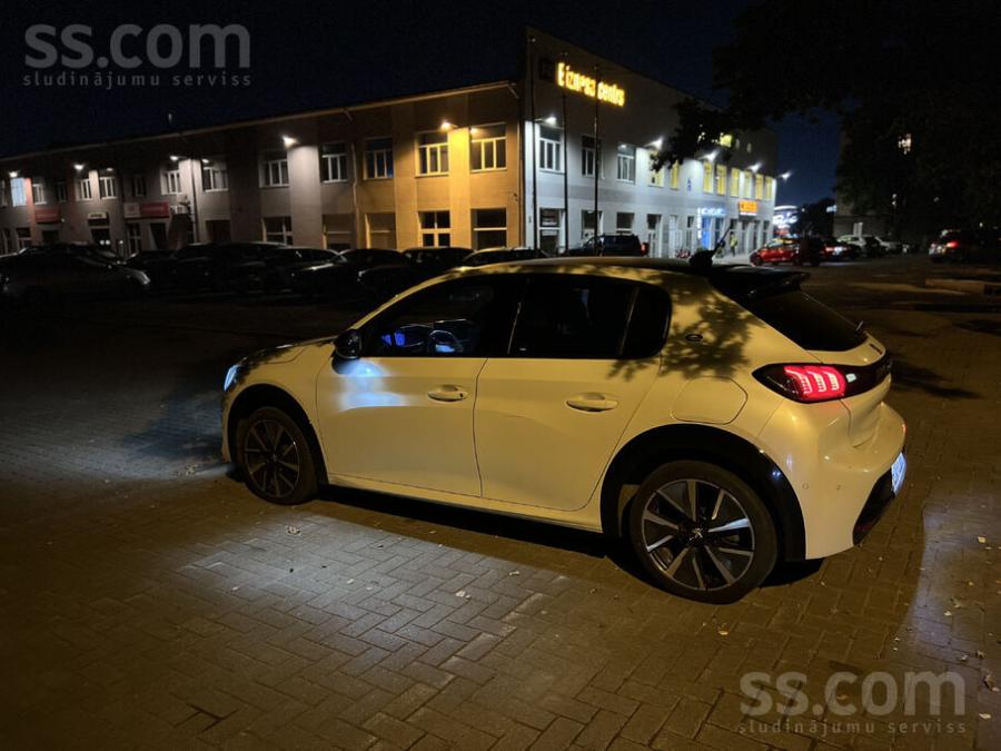 White Peugeot 208 2020 in Riga, with an engine capacity of 0.00 L and mileage of 165 thousand km for 12500 €, photo 8 on AUTOMOTO.COM.LV