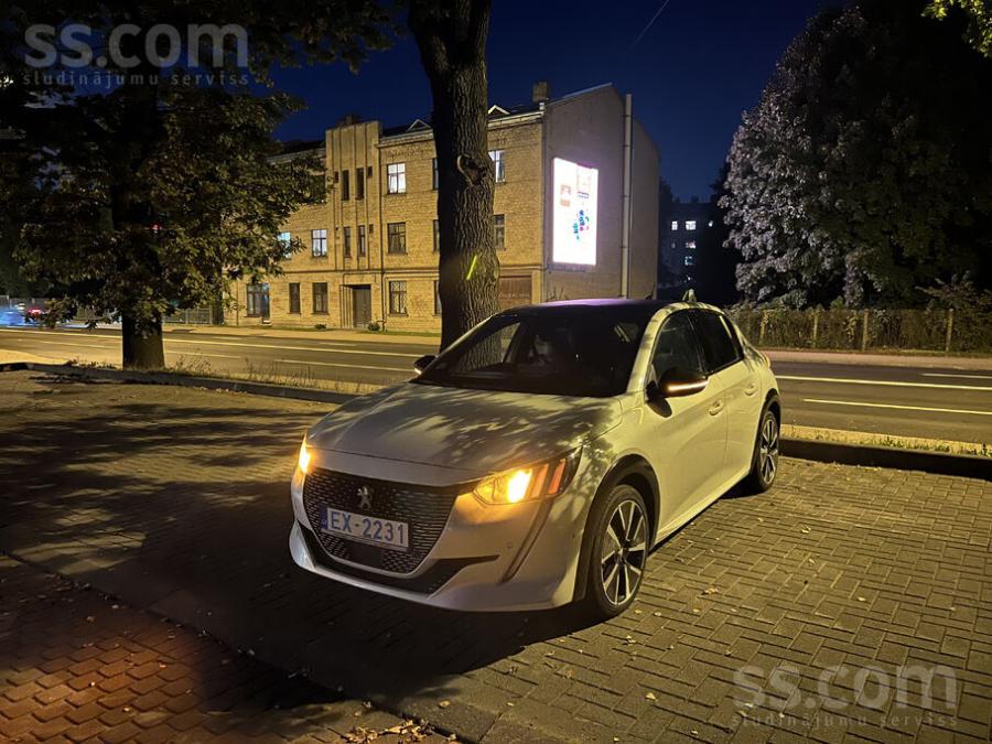 White Peugeot 208 2020 in Riga, with an engine capacity of 0.00 L and mileage of 165 thousand km for 12500 €, photo 9 on AUTOMOTO.COM.LV