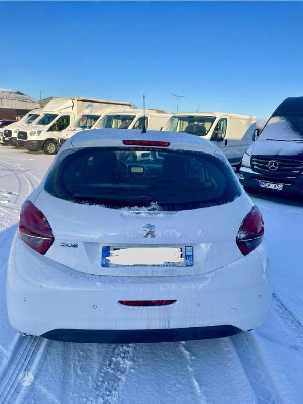 White Peugeot 208 2020 in Taurage, with an engine capacity of 1.50 L and mileage of 195 thousand km for 4600 €, photo 5 on AUTOMOTO.COM.LV