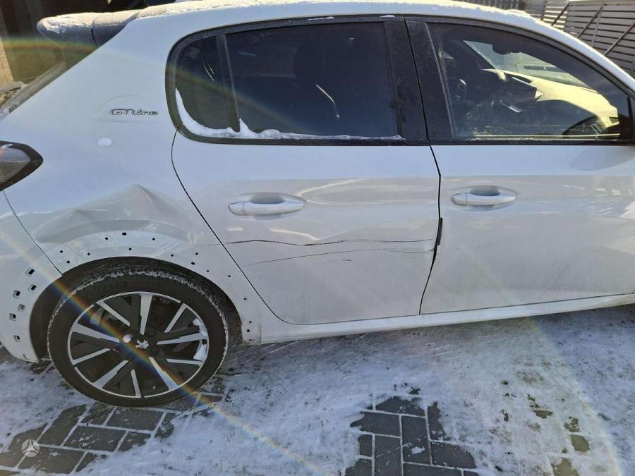 White Peugeot 208 2020 in Panevezys, with an engine capacity of 1.20 L and mileage of 67 thousand km for 7200 €, photo 6 on AUTOMOTO.COM.LV