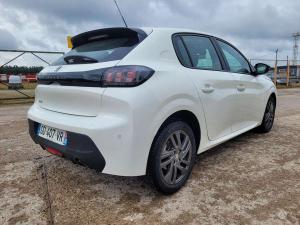 White Peugeot 208 2021 in Vilnius, with an engine capacity of 1.50 L and mileage of 173 thousand km for 8469 €, photo 9 on AUTOMOTO.COM.LV
