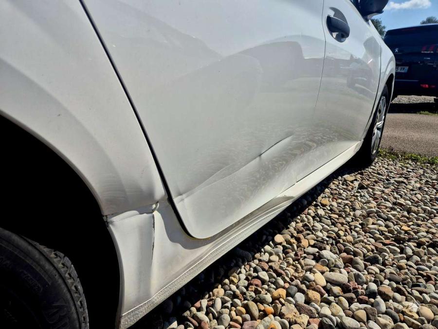 White Peugeot 208 2021 in Klaipeda, with an engine capacity of 1.20 L and mileage of 31 thousand km for 6800 €, photo 7 on AUTOMOTO.COM.LV