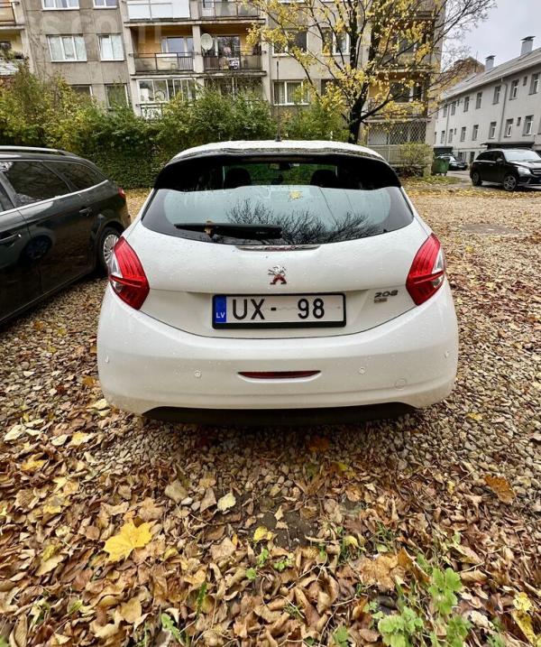 Balts Peugeot 208 2014 Rīga, ar dzinēja tilpumu 1.40 L un nobraukumu 178 tūkst. km par 5700 €, foto 2 vietnē AUTOMOTO.COM.LV