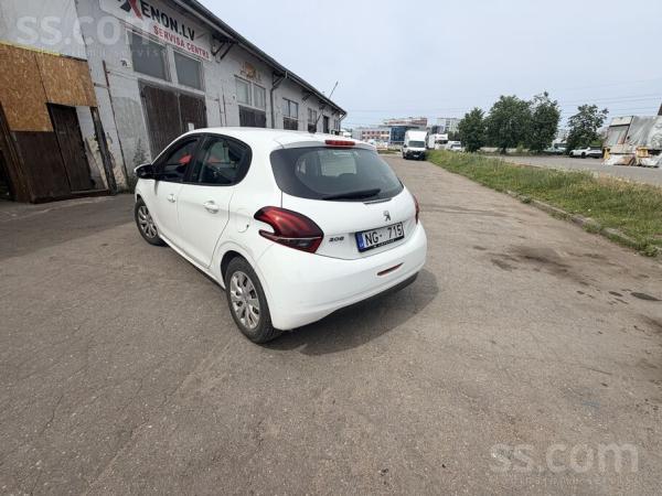 Balts Peugeot 208 2017 Rīga, ar dzinēja tilpumu 1.60 L un nobraukumu 359 tūkst. km par 3200 €, foto 3 vietnē AUTOMOTO.COM.LV