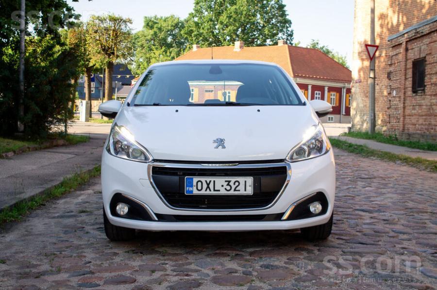 White Peugeot 208 2018 in Riga, with an engine capacity of 1.20 L and mileage of 160 thousand km for 6200 €, photo 1 on AUTOMOTO.COM.LV