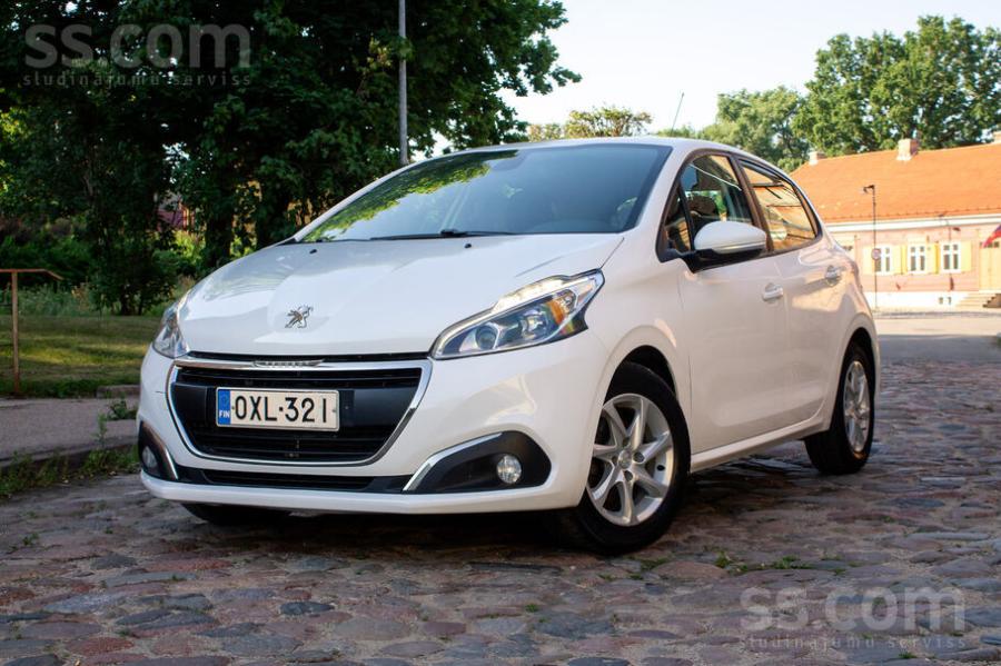 White Peugeot 208 2018 in Riga, with an engine capacity of 1.20 L and mileage of 160 thousand km for 6200 €, photo 4 on AUTOMOTO.COM.LV