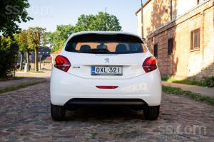 White Peugeot 208 2018 in Riga, with an engine capacity of 1.20 L and mileage of 160 thousand km for 6200 €, photo 5 on AUTOMOTO.COM.LV