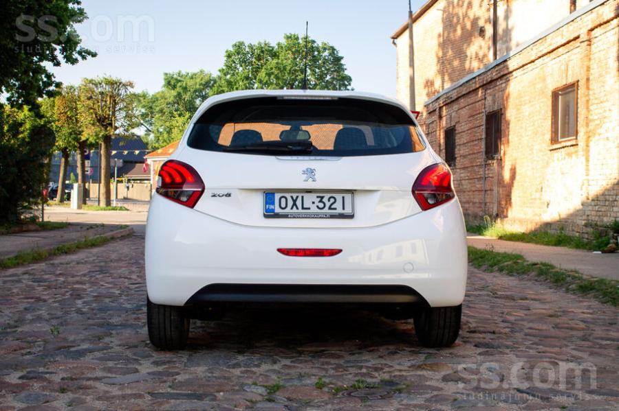 White Peugeot 208 2018 in Riga, with an engine capacity of 1.20 L and mileage of 160 thousand km for 6200 €, photo 5 on AUTOMOTO.COM.LV