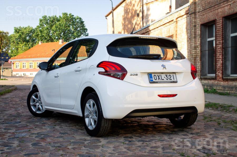 White Peugeot 208 2018 in Riga, with an engine capacity of 1.20 L and mileage of 160 thousand km for 6200 €, photo 6 on AUTOMOTO.COM.LV