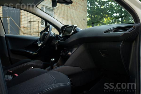 White Peugeot 208 2018 in Riga, with an engine capacity of 1.20 L and mileage of 160 thousand km for 6200 €, photo 7 on AUTOMOTO.COM.LV