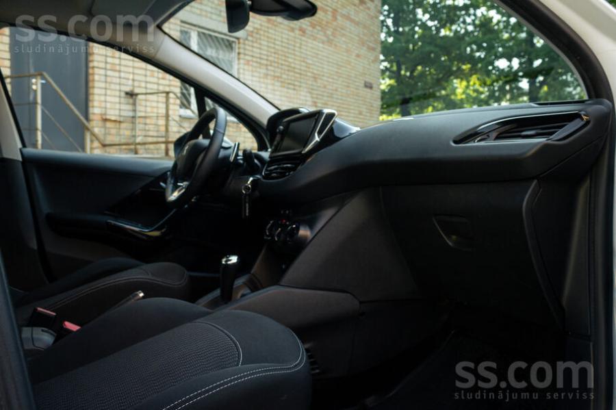 White Peugeot 208 2018 in Riga, with an engine capacity of 1.20 L and mileage of 160 thousand km for 6200 €, photo 8 on AUTOMOTO.COM.LV