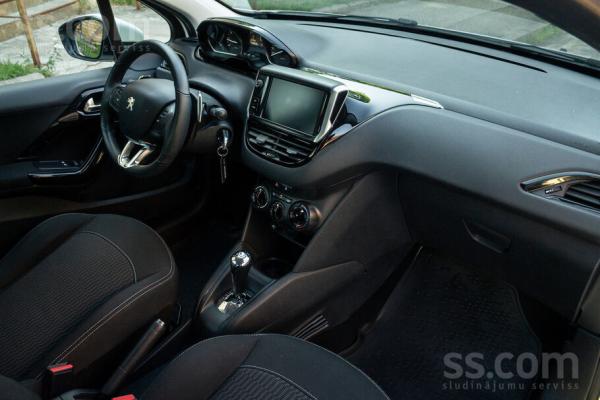 White Peugeot 208 2018 in Riga, with an engine capacity of 1.20 L and mileage of 160 thousand km for 6200 €, photo 8 on AUTOMOTO.COM.LV