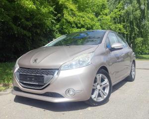 Yellow Peugeot 208 2012 in Siauliai, with an engine capacity of 1.60 L and mileage of 216 thousand km for 3850 €, photo 5 on AUTOMOTO.COM.LV