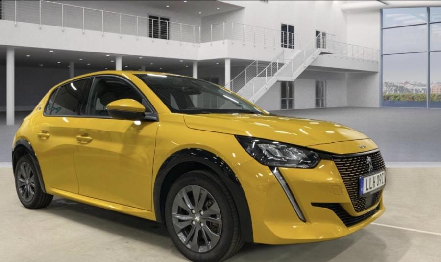 Yellow Peugeot 208 2021 in Riga, with an engine capacity of 0.00 L and mileage of 44 thousand km for 12900 €, photo 3 on AUTOMOTO.COM.LV