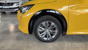 Yellow Peugeot 208 2021 in Riga, with an engine capacity of 1.40 L and mileage of 46 thousand km for 13990 €, photo 3 on AUTOMOTO.COM.LV