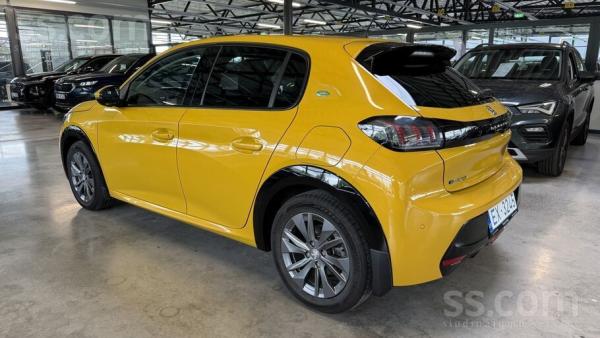 Yellow Peugeot 208 2021 in Riga, with an engine capacity of 1.40 L and mileage of 46 thousand km for 13990 €, photo 4 on AUTOMOTO.COM.LV