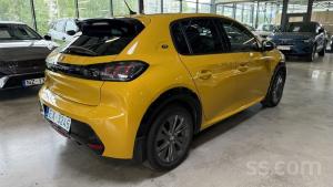 Yellow Peugeot 208 2021 in Riga, with an engine capacity of 1.40 L and mileage of 46 thousand km for 13990 €, photo 6 on AUTOMOTO.COM.LV