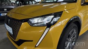 Yellow Peugeot 208 2021 in Riga, with an engine capacity of 1.40 L and mileage of 46 thousand km for 13990 €, photo 9 on AUTOMOTO.COM.LV