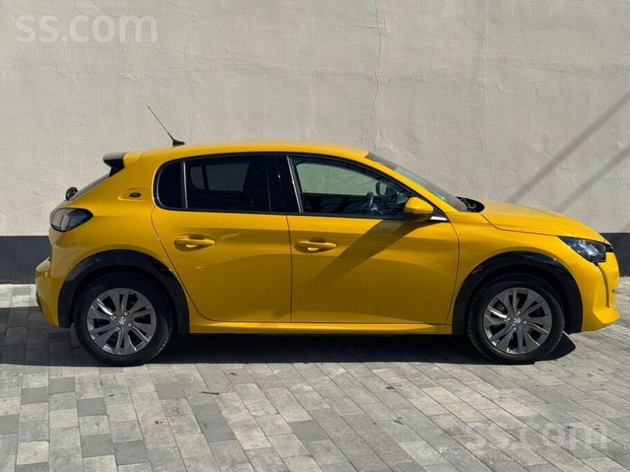 Yellow Peugeot 208 2021 in Riga, with an engine capacity of 1.60 L and mileage of 74 thousand km for 14990 €, photo 5 on AUTOMOTO.COM.LV