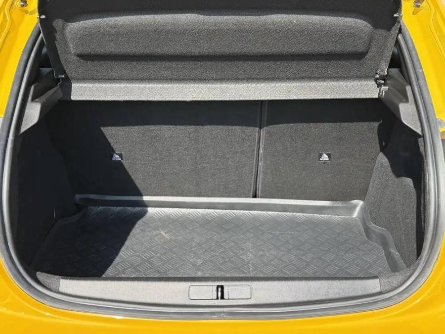 Yellow Peugeot 208 2022 in Riga, with an engine capacity of 1.20 L and mileage of 86 thousand km for 10900 €, photo 22 on AUTOMOTO.COM.LV