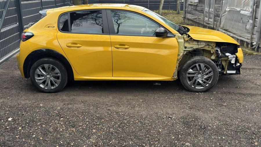 Yellow Peugeot 208 2023 in Jonava, with an engine capacity of 0.00 L and mileage of 16 thousand km for 9000 €, photo 12 on AUTOMOTO.COM.LV