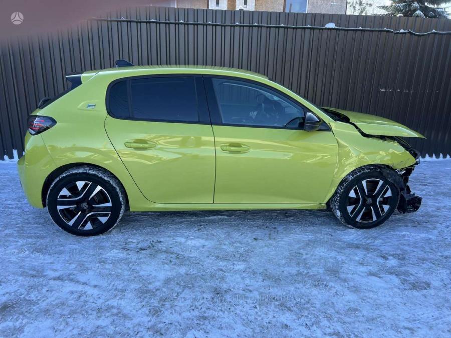 Yellow Peugeot 208 2024 in Kaunas, with an engine capacity of 0.00 L and mileage of 20 thousand km for 8900 €, photo 5 on AUTOMOTO.COM.LV