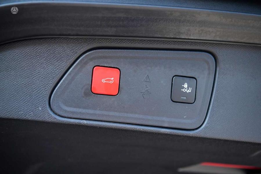 Black Peugeot 3008 2021 in Kaunas, with an engine capacity of 1.60 L and mileage of 182 thousand km for 17750 €, photo 17 on AUTOMOTO.COM.LV