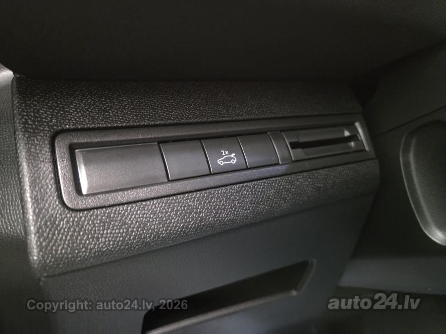 Melns Peugeot 3008 2018 Tallina, ar dzinēja tilpumu 1.50 L un nobraukumu 135 tūkst. km par 12490 €, foto 18 vietnē AUTOMOTO.COM.LV
