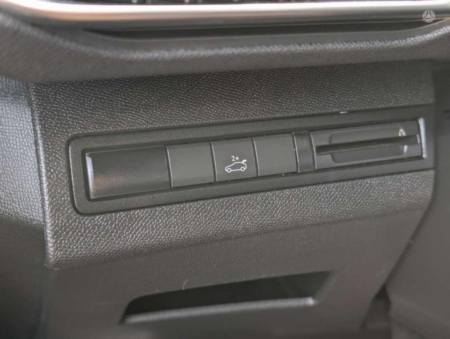 Blue Peugeot 3008 2017 in Siauliai, with an engine capacity of 1.20 L and mileage of 117 thousand km for 13300 €, photo 27 on AUTOMOTO.COM.LV
