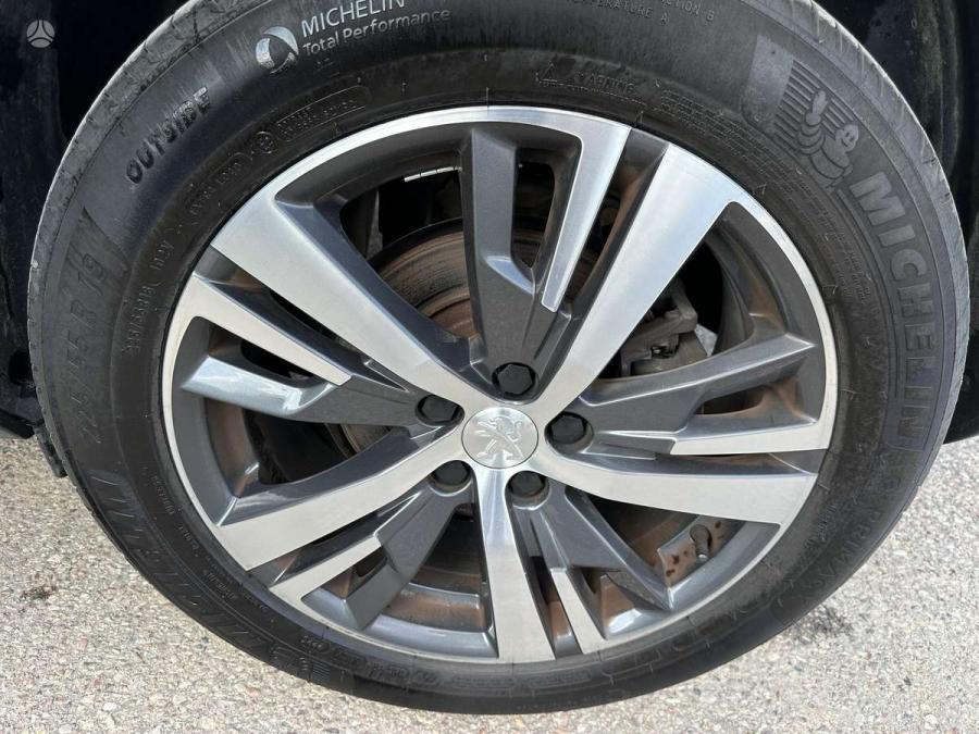 Blue Peugeot 3008 2022 in Vilnius, with an engine capacity of 1.20 L and mileage of 175 thousand km for 14519 €, photo 8 on AUTOMOTO.COM.LV
