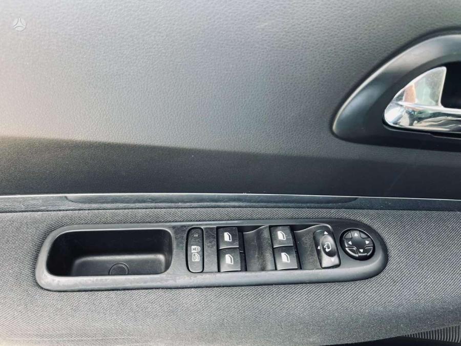 Zils Peugeot 3008 2012 Viļņa, ar dzinēja tilpumu 1.56 L un nobraukumu 200 tūkst. km par 4100 €, foto 24 vietnē AUTOMOTO.COM.LV