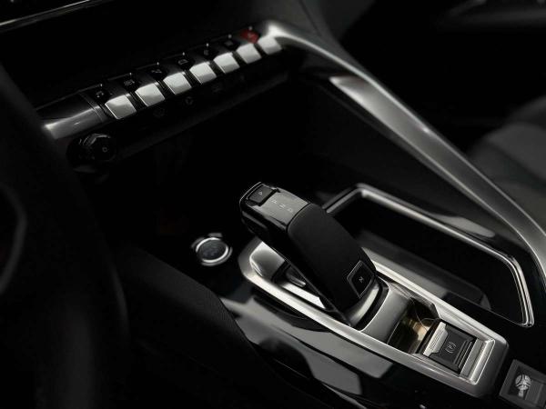 Peugeot 3008 2017 in Kaunas, with an engine capacity of 1.20 L and mileage of 100 thousand km for 10999 €, photo 8 on AUTOMOTO.COM.LV