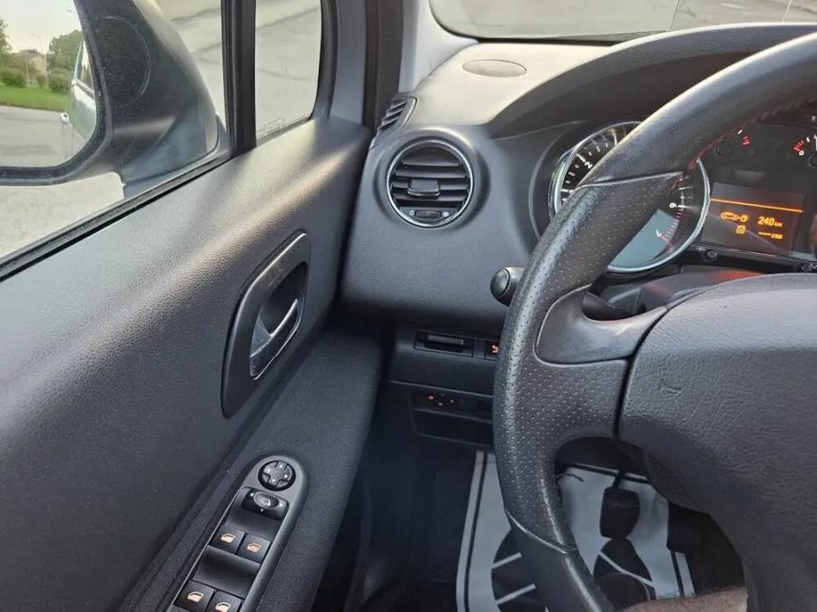 Pelēks Peugeot 3008 2011 Jēkabpils, ar dzinēja tilpumu 1.60 L un nobraukumu 176 tūkst. km par 4890 €, foto 33 vietnē AUTOMOTO.COM.LV