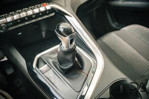 Grey Peugeot 3008 2017 in Riga, with an engine capacity of 1.20 L and mileage of 100 thousand km for 11990 €, photo 9 on AUTOMOTO.COM.LV