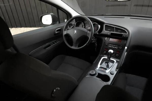 Grey Peugeot 3008 2010 in Jelgava, with an engine capacity of 1.60 L and mileage of 279 thousand km for 3900 €, photo 10 on AUTOMOTO.COM.LV