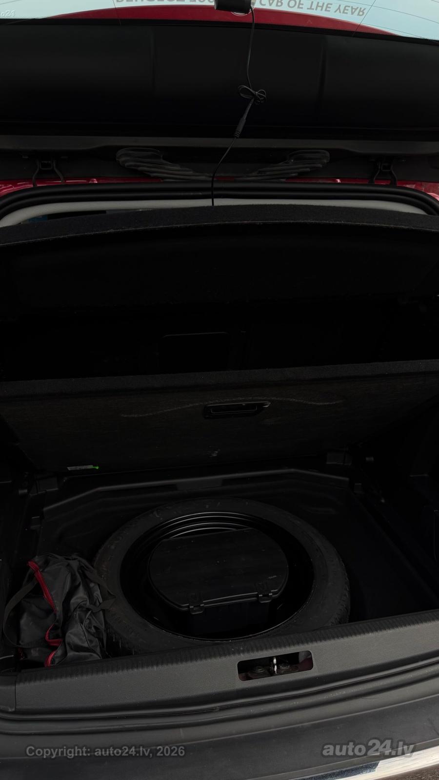 Sarkans Peugeot 3008 2018 Tallina, ar dzinēja tilpumu 1.20 L un nobraukumu 113 tūkst. km par 14490 €, foto 10 vietnē AUTOMOTO.COM.LV
