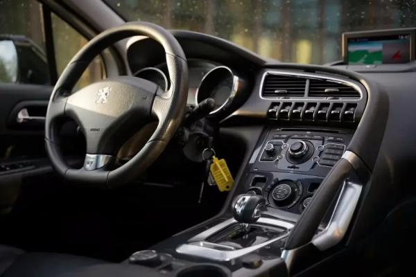 White Peugeot 3008 2012 in Jelgava, with an engine capacity of 2.00 L and mileage of 225 thousand km for 8200 €, photo 6 on AUTOMOTO.COM.LV