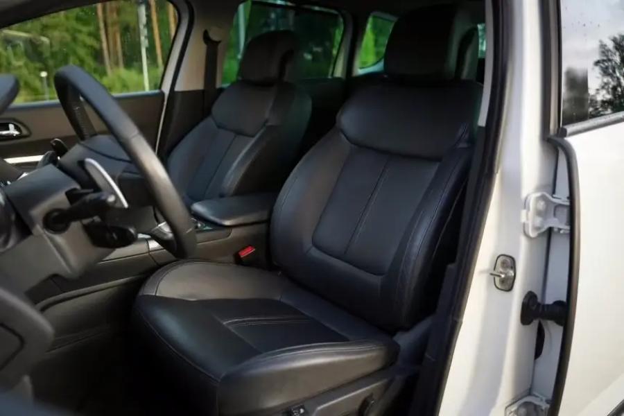 White Peugeot 3008 2012 in Jelgava, with an engine capacity of 2.00 L and mileage of 225 thousand km for 8200 €, photo 8 on AUTOMOTO.COM.LV