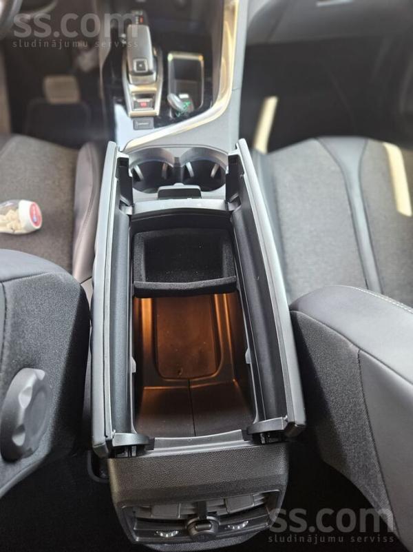 White Peugeot 3008 2018 in Riga, with an engine capacity of 1.20 L and mileage of 76 thousand km for 13900 €, photo 7 on AUTOMOTO.COM.LV